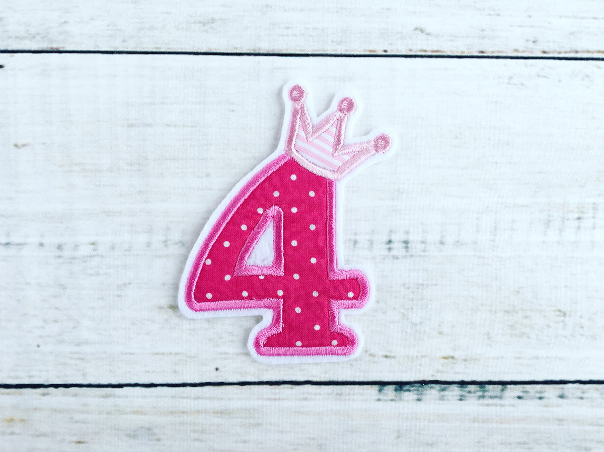 Geburtstagszahl "4 mit Krone“ – tini-stickt